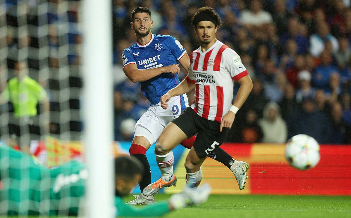 Defensa del PSV regaló gol y su DT lo sacó al minuto VIDEO| Mediotiempo