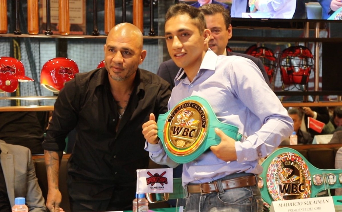 Bryan Mercado recibe título de manos de Miguel Cotto