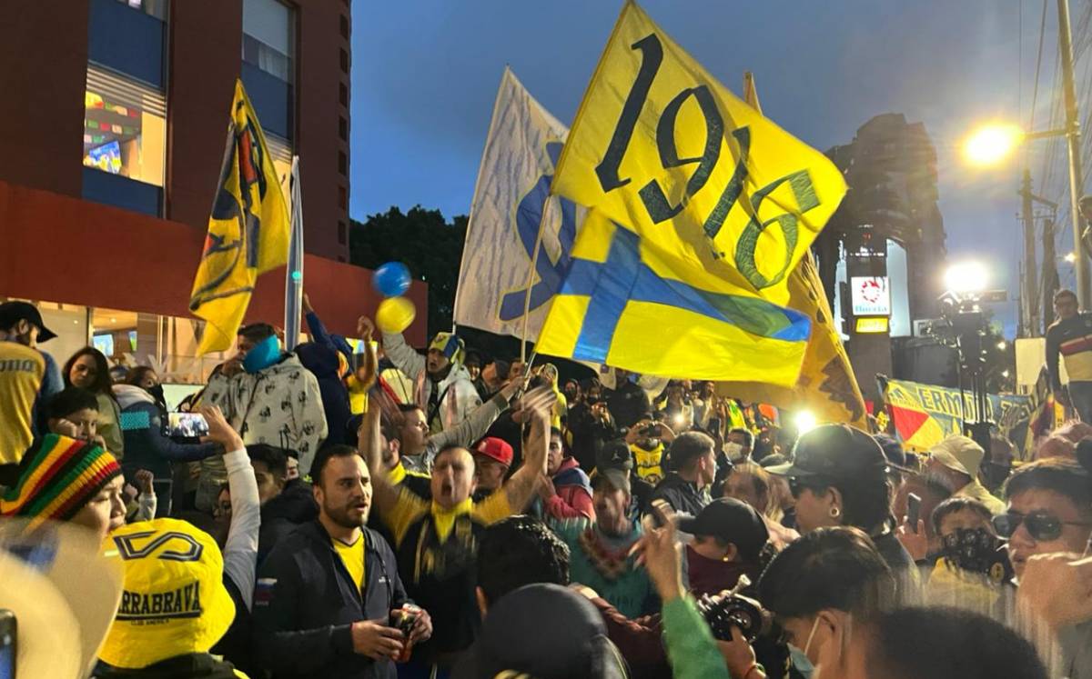 Jugadores de América conviven con su afición en una serenata