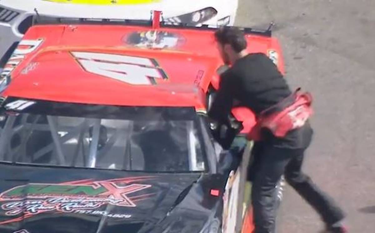 VIDEO. Piloto de Nascar enloquece y golpear a su rival en plena pista