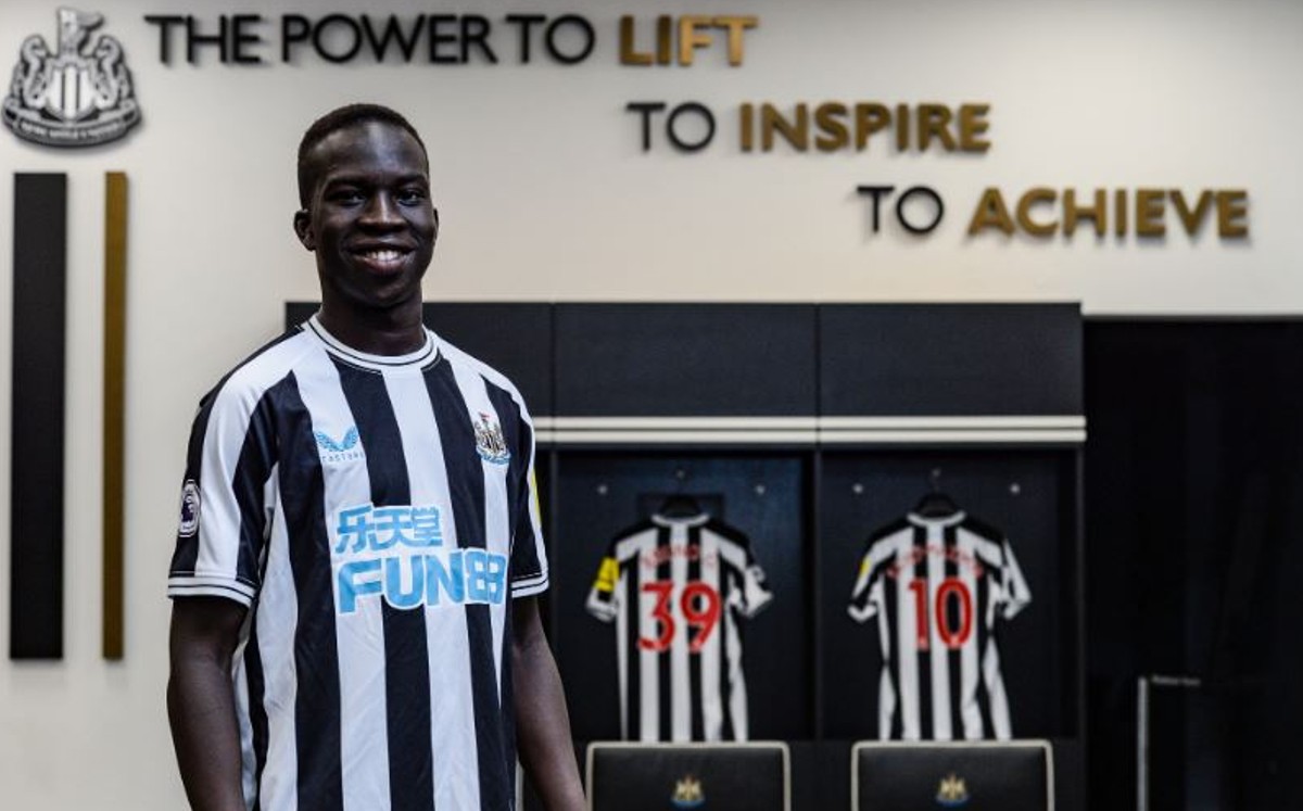 Newcastle ficha Garang Kuol, delantero australiano de 18 años