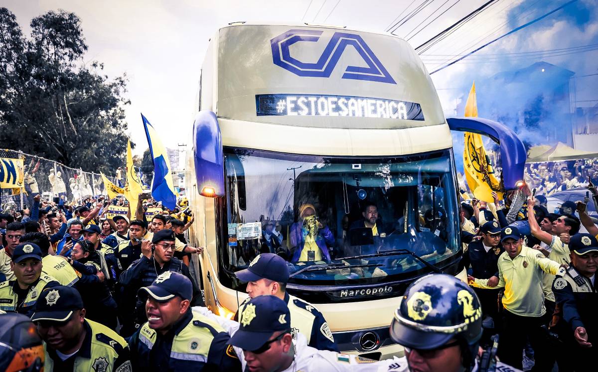 Afición de América recibe a su equipo con pasillo afuera del Azteca