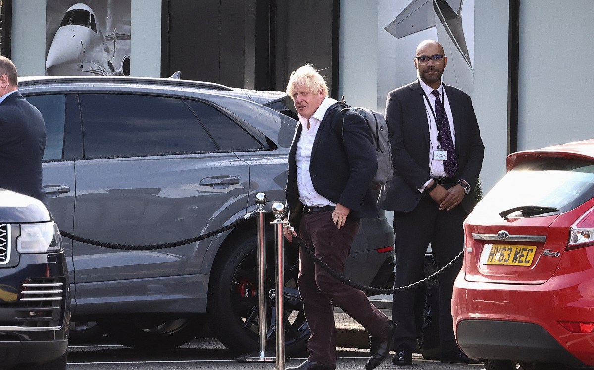Boris Johnson regresa a Reino Unido y refuerza rumores de candidatura