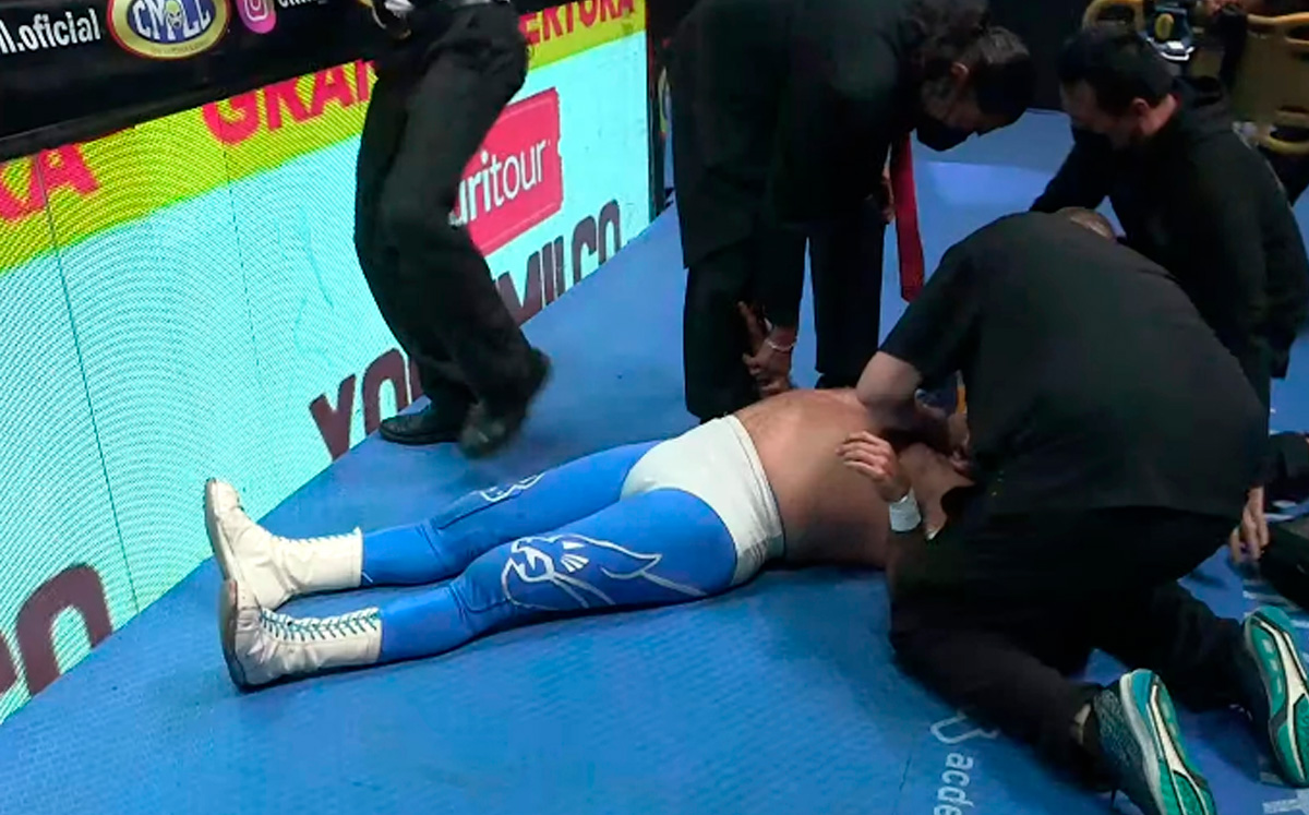 Blue Panther se queda inmóvil en plena lucha y salió en camilla