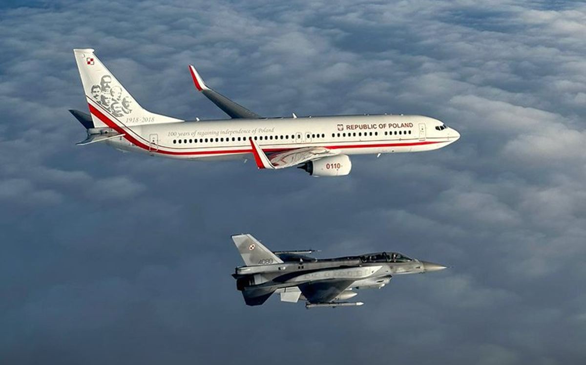 Selección de Polonia viajó a Qatar escoltada por seguridad por 2 cazas