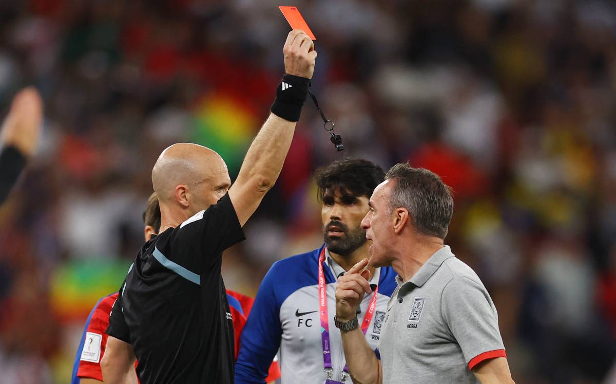 Paulo Bento, DT de Corea del Sur, fue expulsado tras derrota vs Ghana