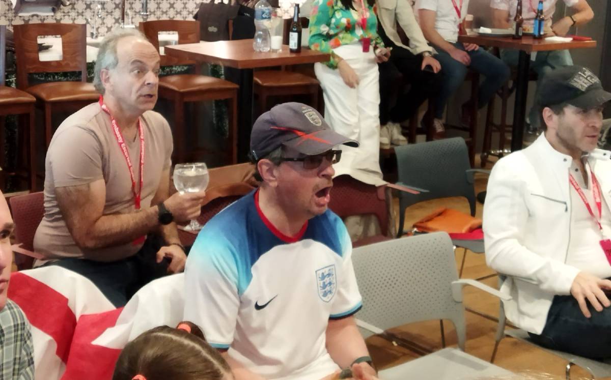 Embajador de Inglaterra en México goza y sufre con juego ante Francia