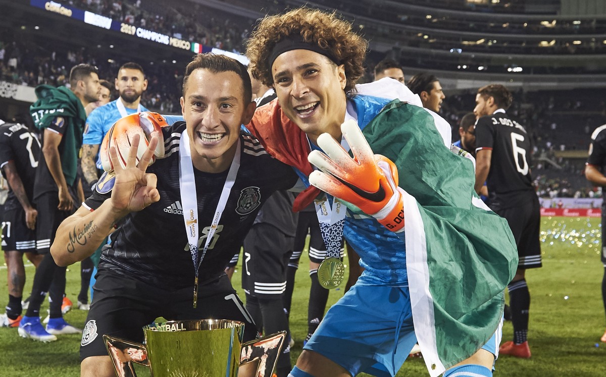 Andrés Guardado felicita a Guillermo Ochoa por regresar a Europa