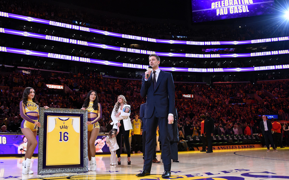 Lakers retiró el 16 de Pau Gasol, quien recordó a Kobe Bryant