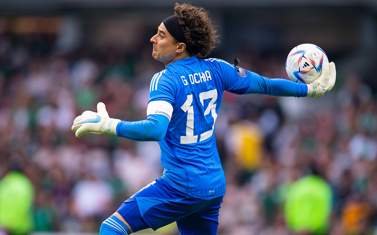 FIFA recuerda las atajadas mundialistas de Guillermo Ochoa