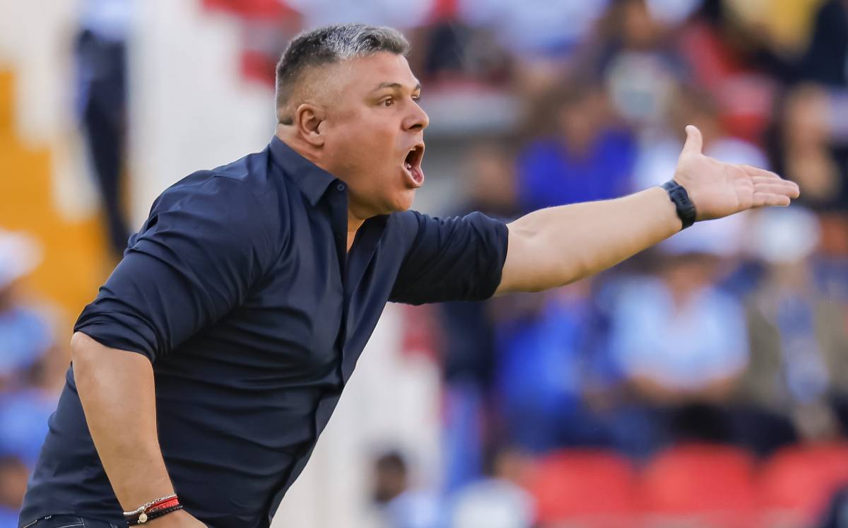 Gallos en planes de renovar a Mauro Gerk