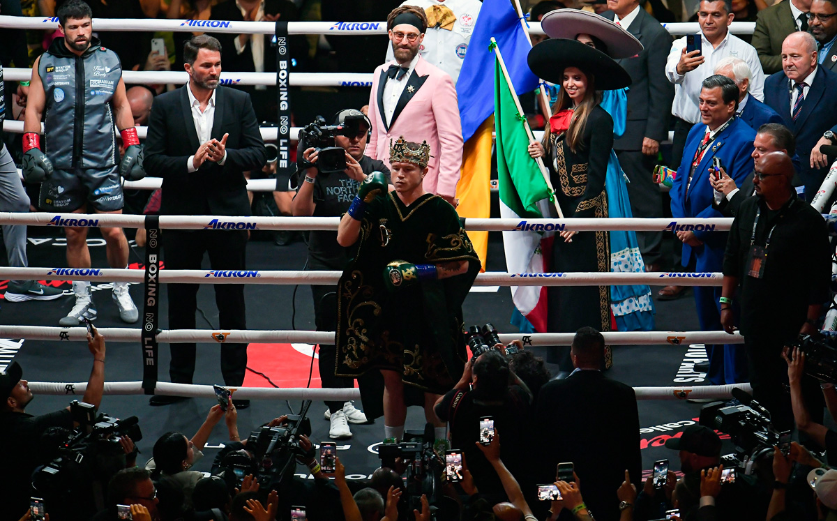 Canelo Álvarez entró al ring a ritmo de 'El Tapatío' y sin compañía