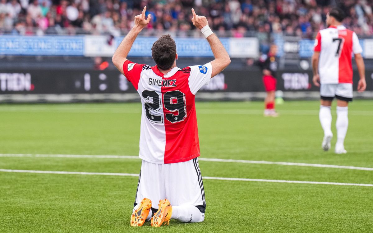 Santi Giménez hace historia con un doblete ante Excelsior