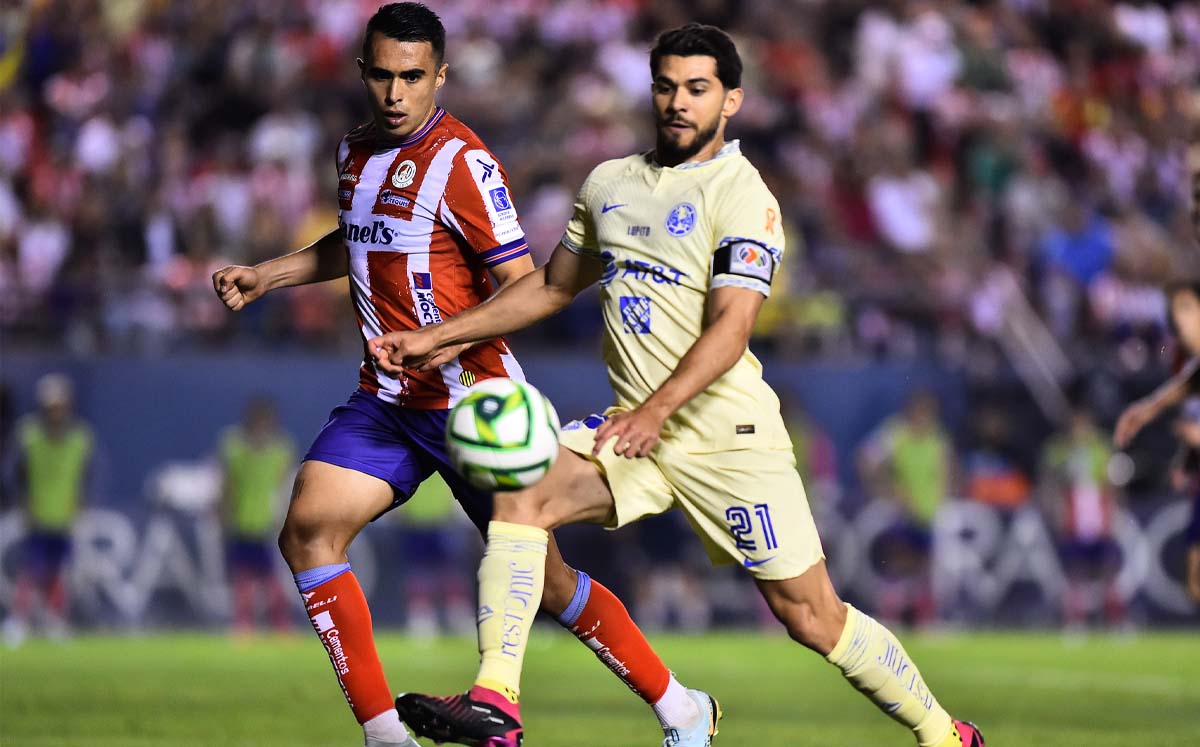 Henry Martín salió del partido por lesión