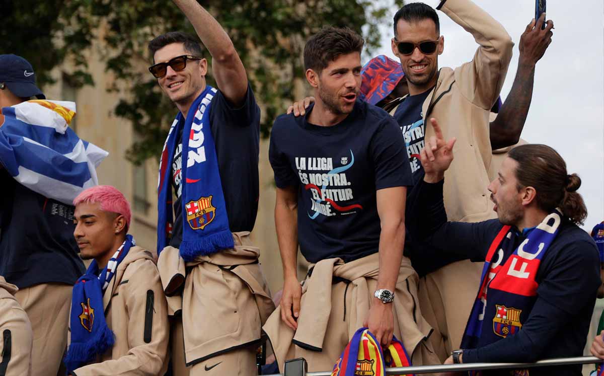 Mexicano Julián Araujo, presente en festejos del FC Barcelona Mexicano Julián Araujo, presente en festejos del FC Barcelona