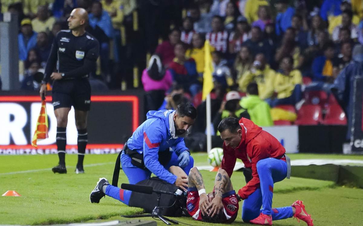 Carlos Cisneros se lesionó la rodilla y salió llorando del Clásico