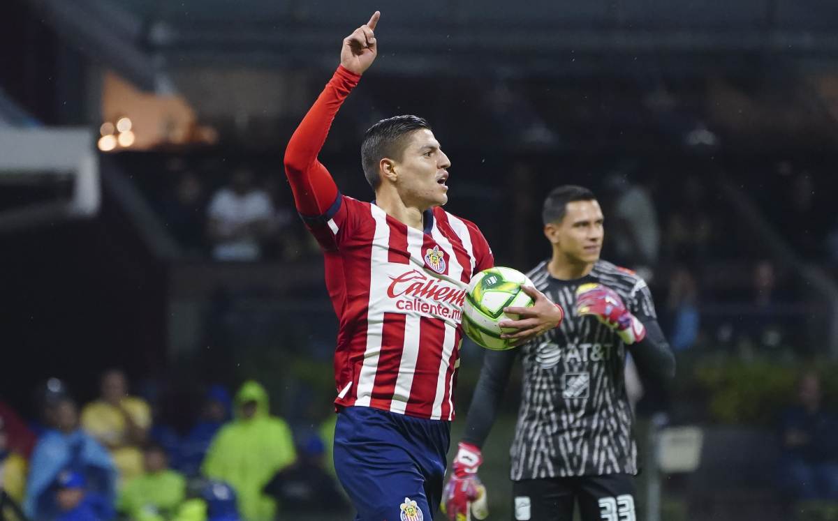 Ronaldo Cisneros adelantó a Chivas y están a un gol de la Final