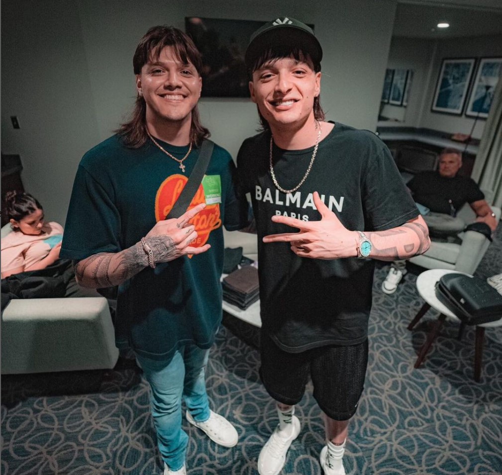 Dominik Mysterio y Peso Pluma se toman foto y confunden a sus fans ...