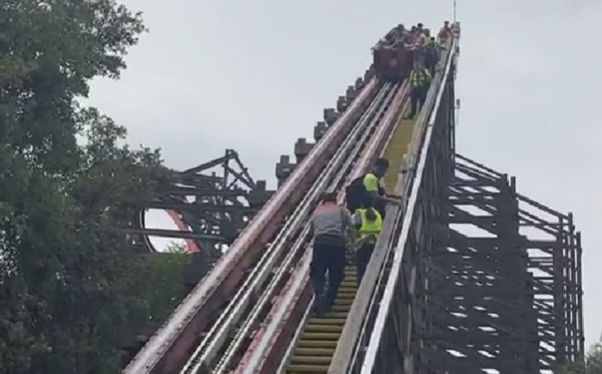 Six Flags Medusa Ride: Glitch Leaves People Stranded and Sparks ...