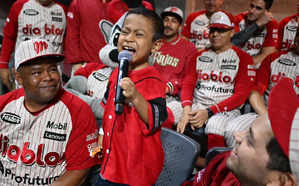 Chucho, el niño viral CANTA en juego de Diablos Rojos México | VIDEO