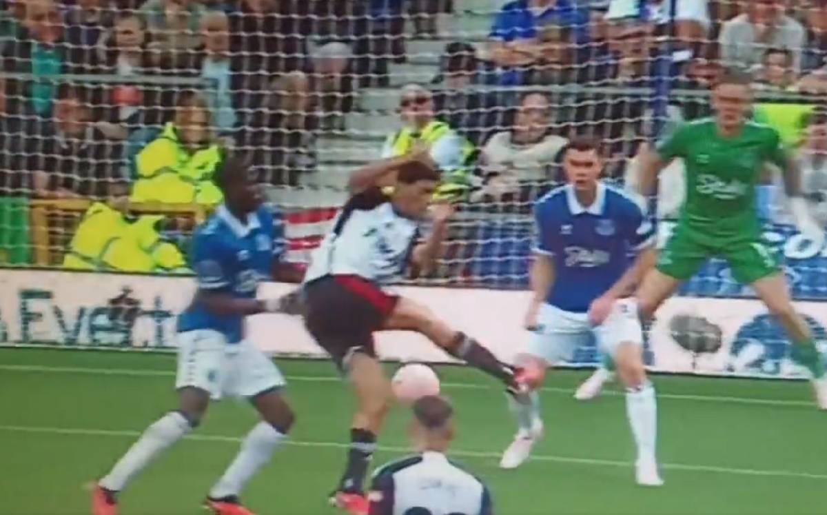 Raúl Jiménez casi marca un golazo; su remate pegó en el poste