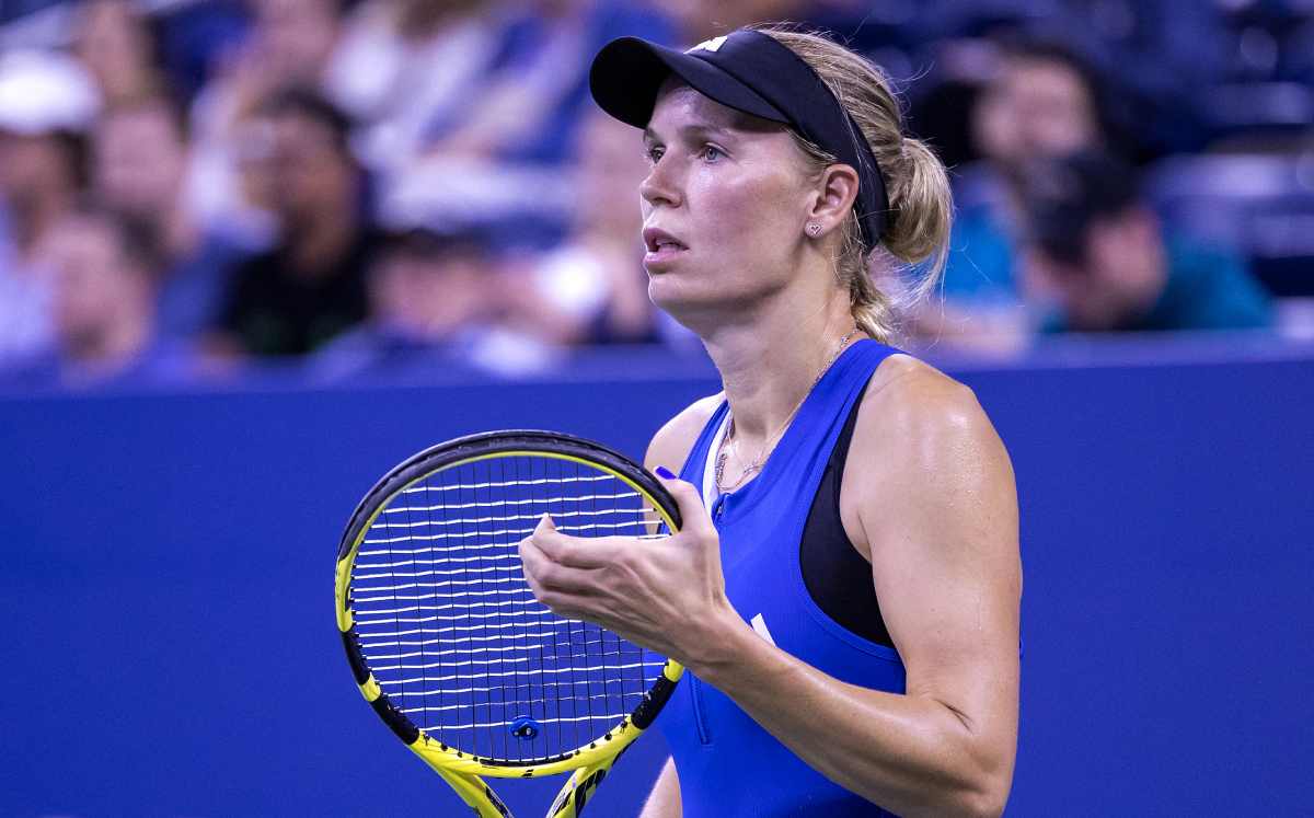 Caroline Wozniacki se luce en su primer juego de Grand Slam desde 2020