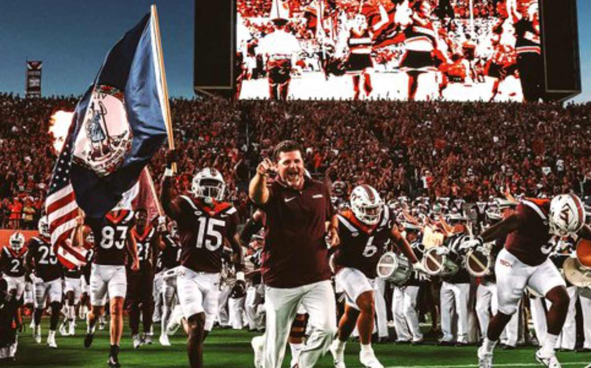 Virgina Tech y su impresionante entrada al ritmo de Metallica