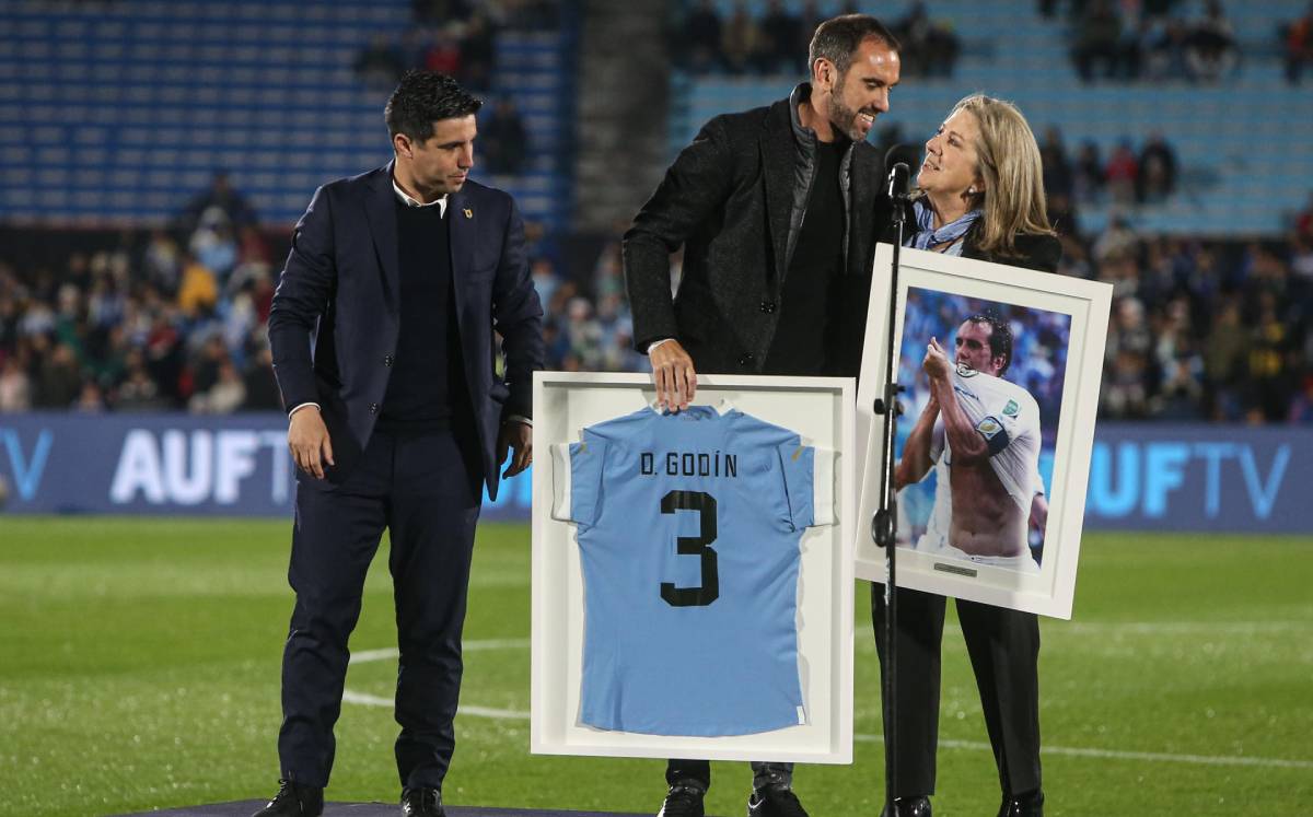 Diego Godín recibe homenaje en el Estadio Centenario previo al Uruguay
