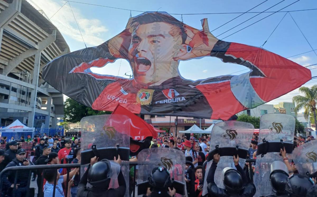Afición de Atlas se burló de Tigres por Semifinal con tifo de Aldo