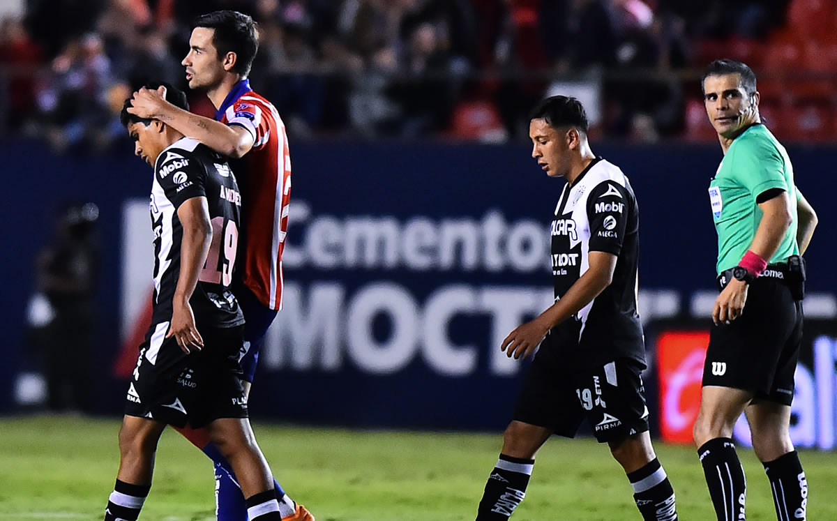 Futbolista debutó con autogol en Necaxa y hasta el árbitro lo consoló