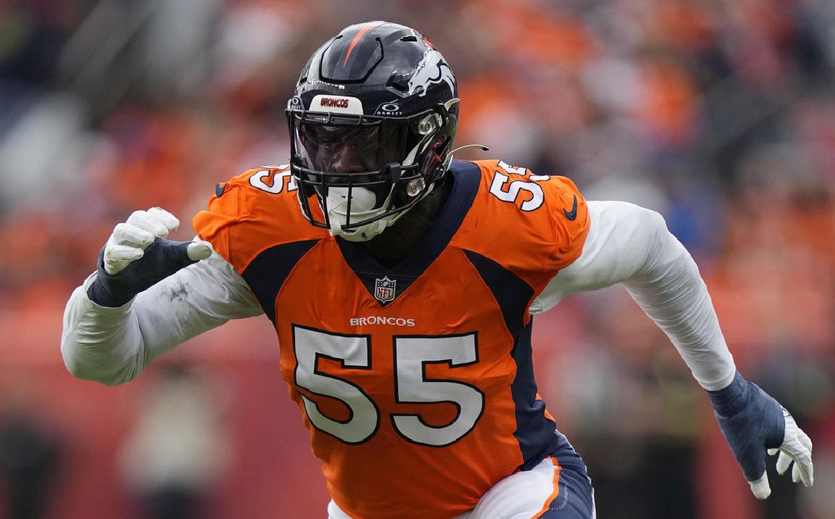 Seahawks firma a Frank Clark, estrella defensiva por todo el 2023