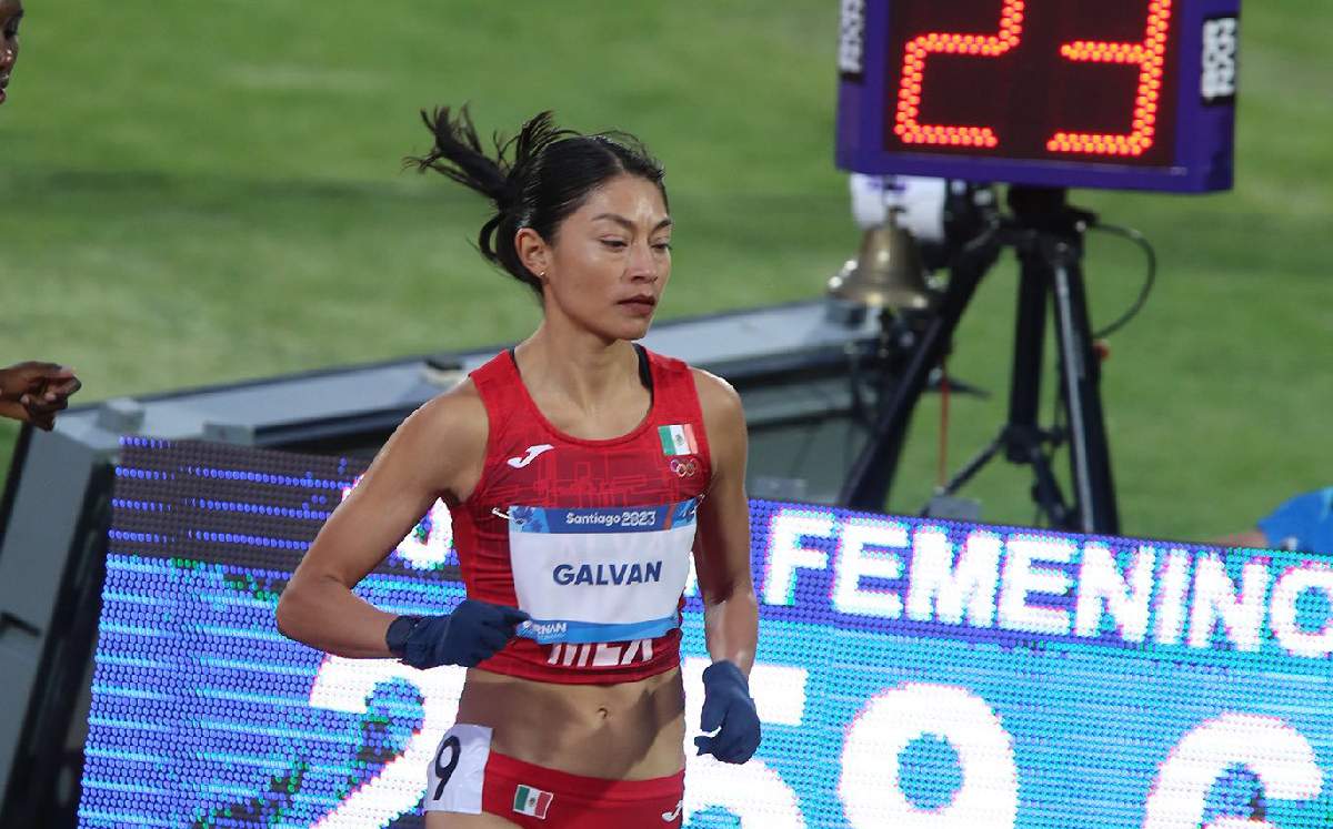Laura Galván gana medalla de plata en los 10 mil metros femenil