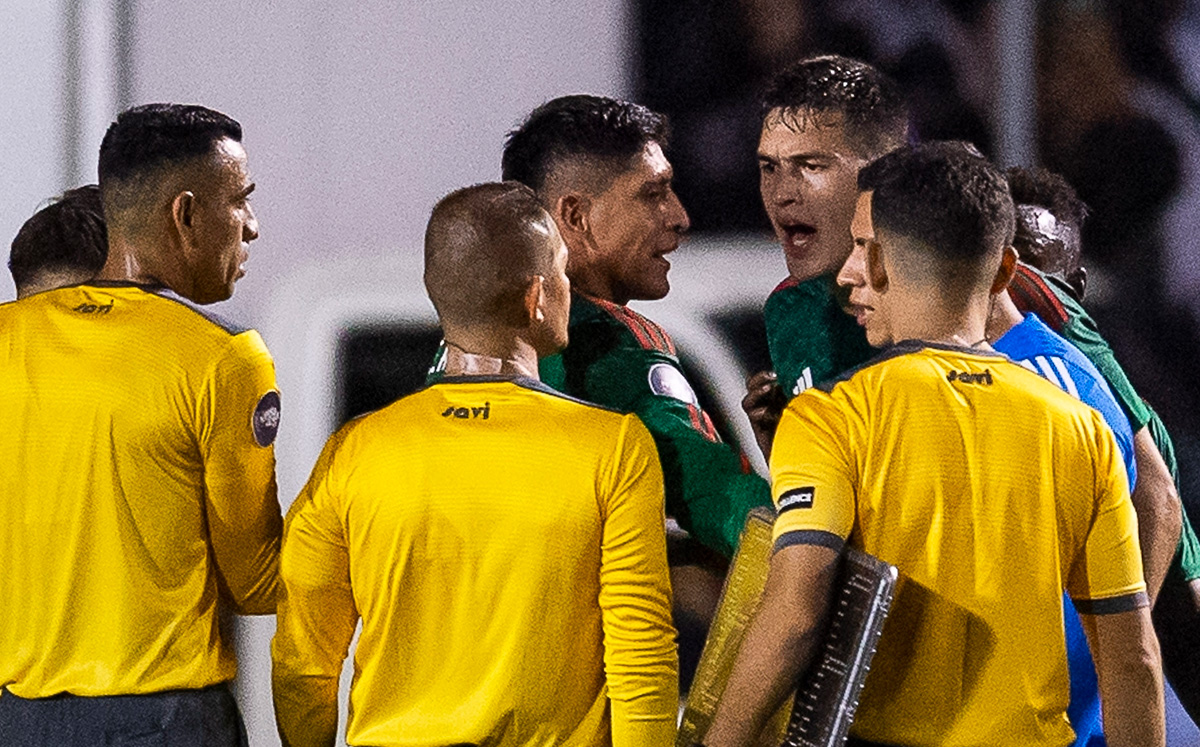 César Montes manoteó a un árbitro, tras derrota en Honduras | VIDEO