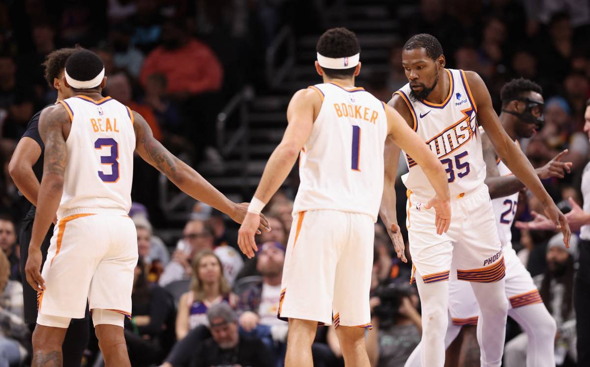 Kevin Durant, Booker y Beal se estrenan como trío y pierden