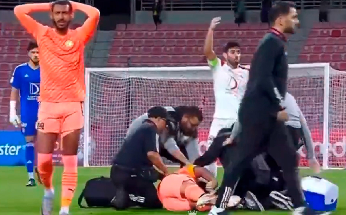 Andy Delort, ex jugador de Tigres, se desplomó en pleno juego