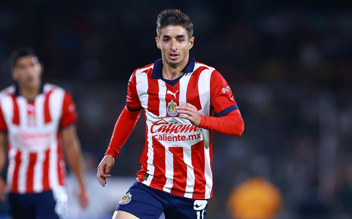 Isaac Brizuela abandonó-práctica de Chivas tras lesión; ¿Qué le pasó?