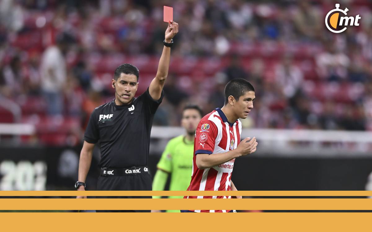 Futbolista debuta con Chivas y lo expulsan cinco minutos después