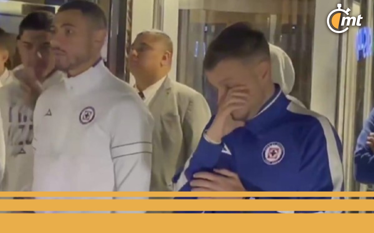 Fans de Cruz Azul llevan serenata al equipo y Anselmi rompe en llanto