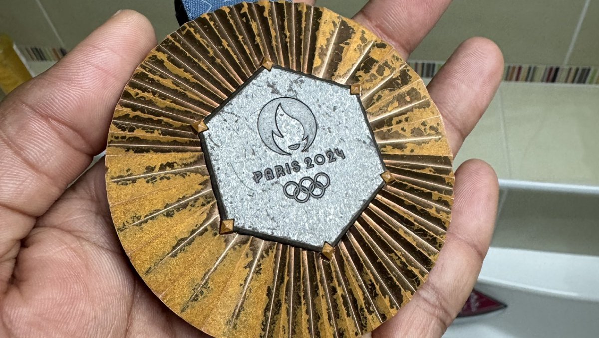 Medallistas de París 2024 exhiben-MAL estado de medallas que ganaron