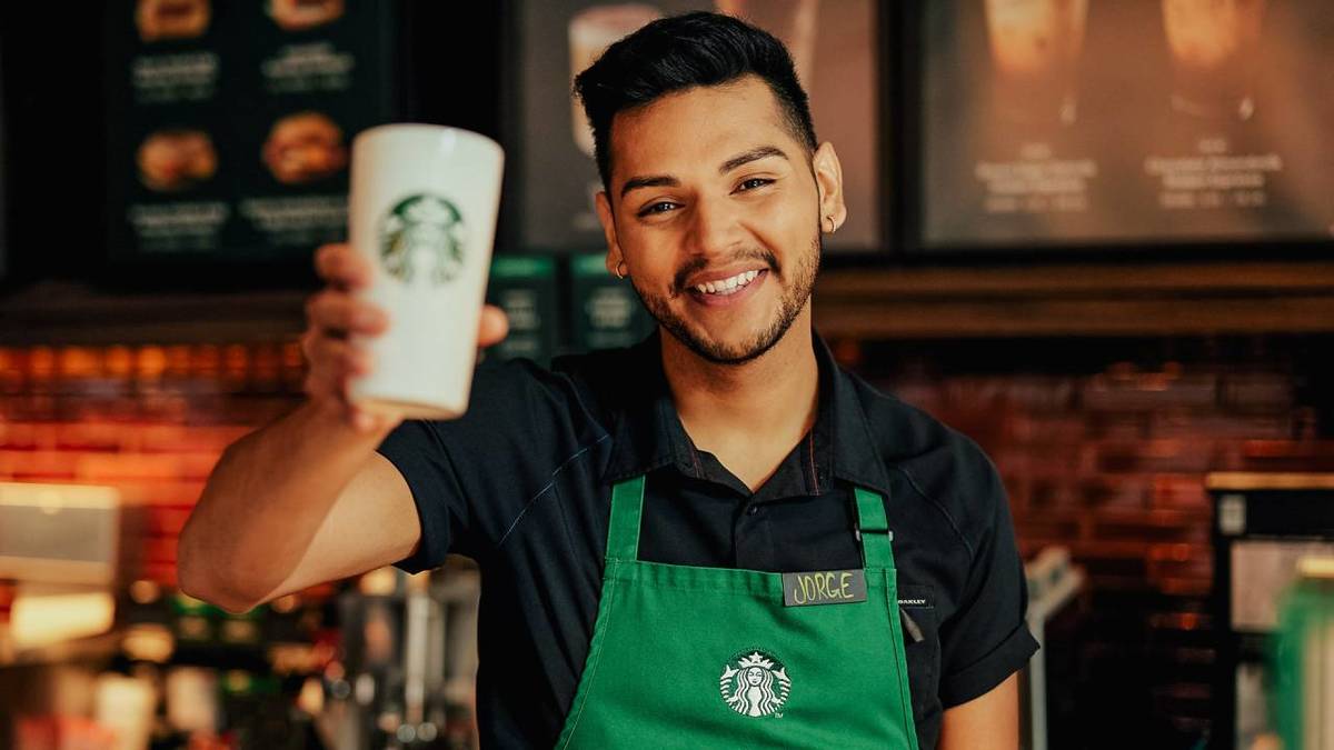 Starbucks actualiza uniforme de empleados: nuevos colores y reglas