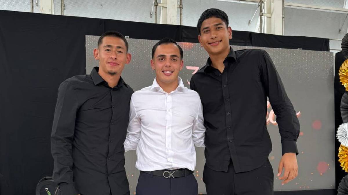 ¡Graduación Chiva! Hugo Camberos y otros jugadores terminan la prepa