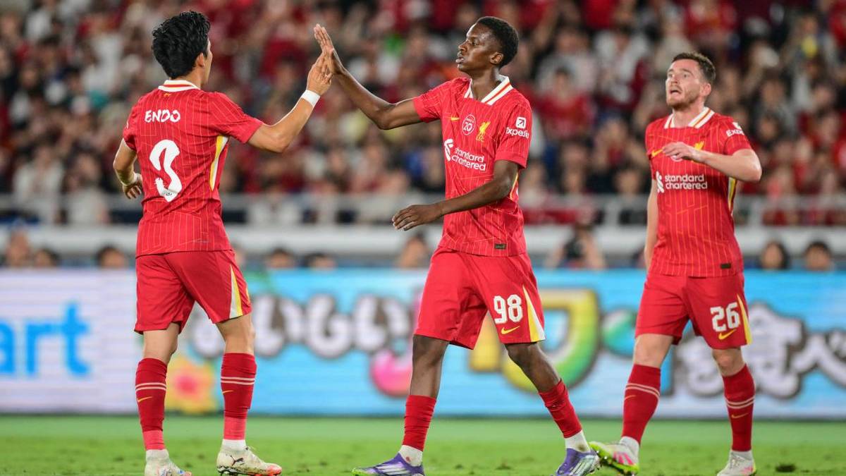 Liverpool presentó su nuevo uniforme y su afición quedó encantada
