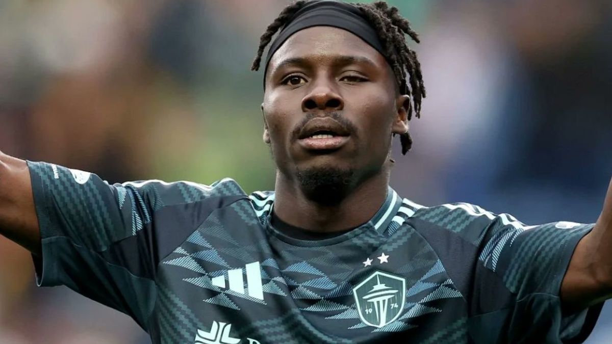 Georgi Minoungou, futbolista ciego de un ojo que le anotó al Santos