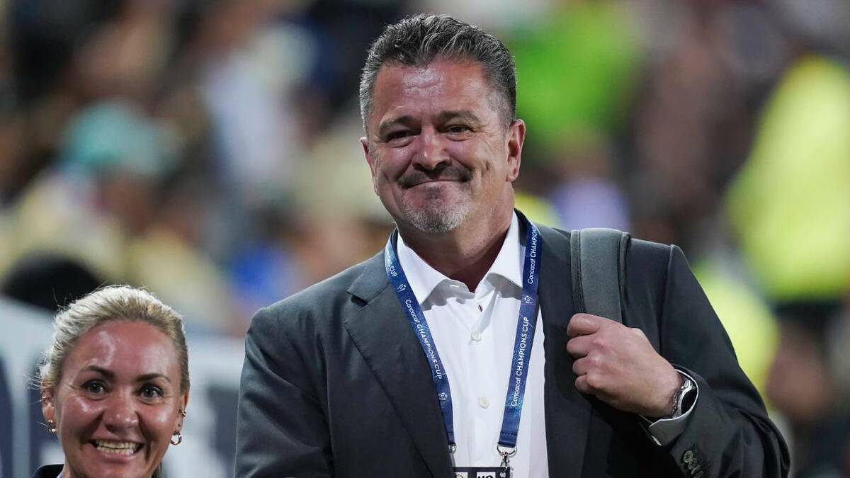 Carlos Hermosillo calienta el partido entre Cruz Azul y Pumas