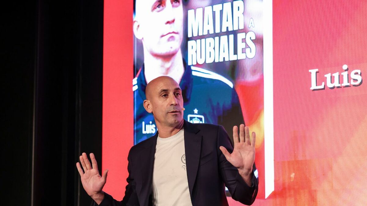 Luis Rubiales, atacado por su tío durante presentación de libro: VIDEO