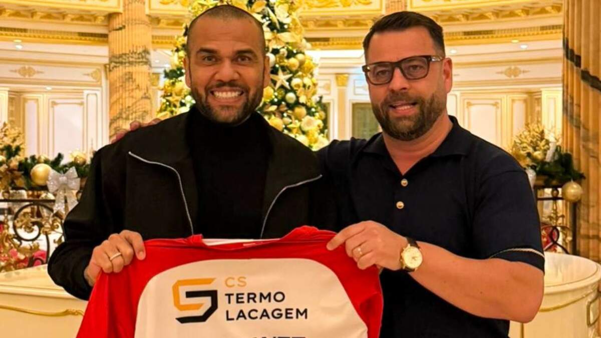 Dani Alves reaparece en el mundo del futbol comprando un equipo