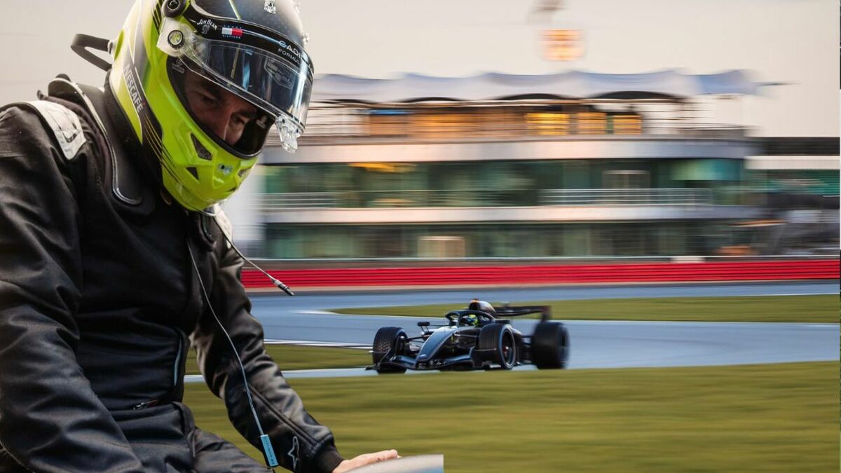 Checo Pérez vuelve a la pista y termina en penúltimo con Cadillac