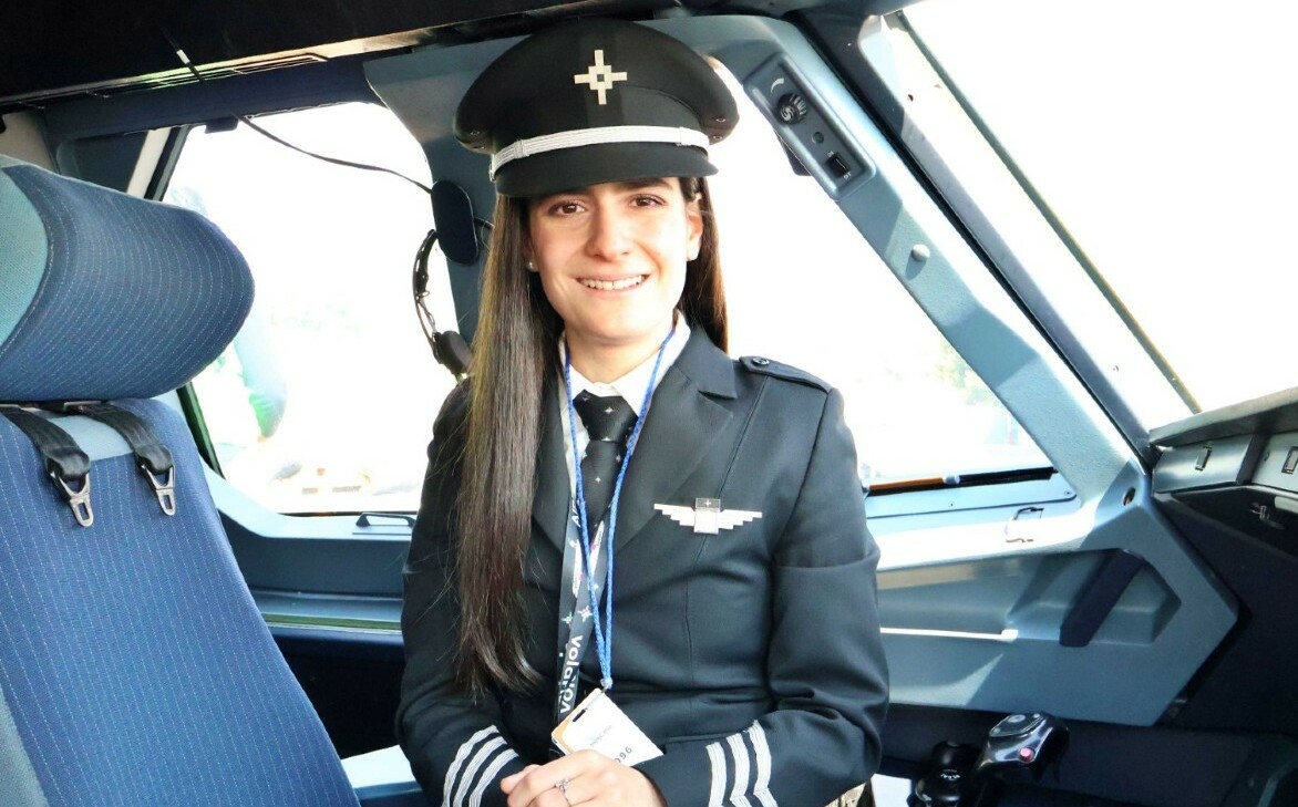 Estefanía Mansilla, la piloto que es primera oficial y domina el cielo