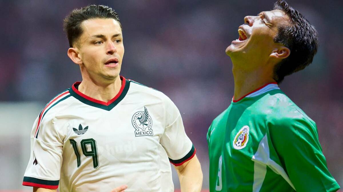 Jared Borgetti carga contra Álvaro Fidalgo, tras debutar en México