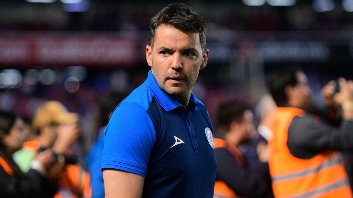 ¿Se va Nicolás Larcamón? Cruz Azul, reunido para definir futuro del DT